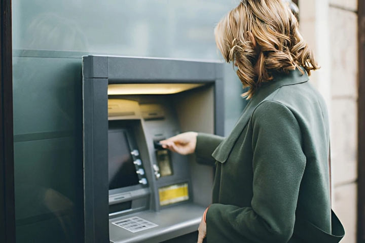 Россиянам объяснили, почему нельзя хранить много денег на картах